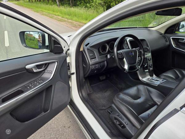 Balts Volvo XC60 2012 Kauņa, ar dzinēja tilpumu 2.40 L un nobraukumu 270 tūkst. km par 8490 €, foto 9 vietnē AUTOMOTO.COM.LV