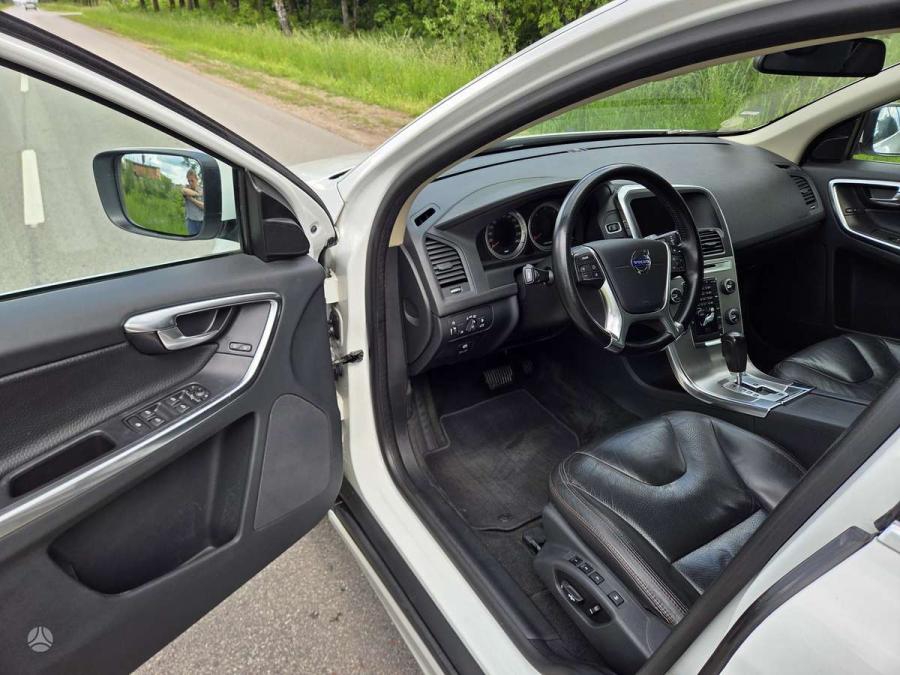 White Volvo XC60 2012 in Kaunas, with an engine capacity of 2.40 L and mileage of 270 thousand km for 8490 €, photo 10 on AUTOMOTO.COM.LV