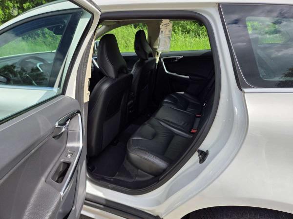 Balts Volvo XC60 2012 Kauņa, ar dzinēja tilpumu 2.40 L un nobraukumu 270 tūkst. km par 8490 €, foto 10 vietnē AUTOMOTO.COM.LV