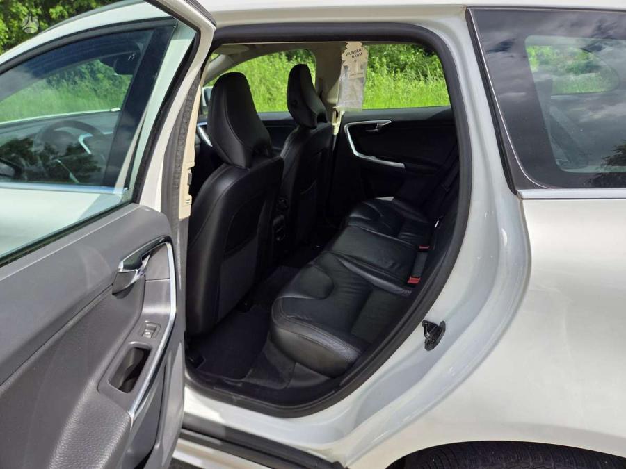 White Volvo XC60 2012 in Kaunas, with an engine capacity of 2.40 L and mileage of 270 thousand km for 8490 €, photo 11 on AUTOMOTO.COM.LV