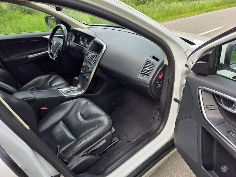 White Volvo XC60 2012 in Kaunas, with an engine capacity of 2.40 L and mileage of 270 thousand km for 8490 €, photo 12 on AUTOMOTO.COM.LV