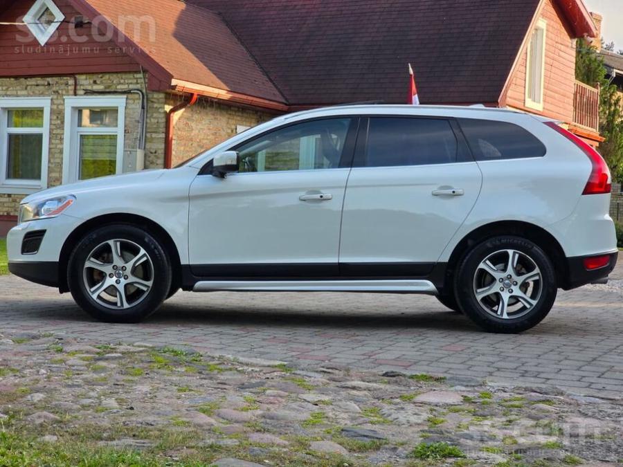 White Volvo XC60 2012 in Riga, with an engine capacity of 2.40 L and mileage of 299 thousand km for 10650 €, photo 3 on AUTOMOTO.COM.LV