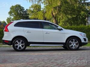 White Volvo XC60 2012 in Riga, with an engine capacity of 2.40 L and mileage of 299 thousand km for 10650 €, photo 7 on AUTOMOTO.COM.LV