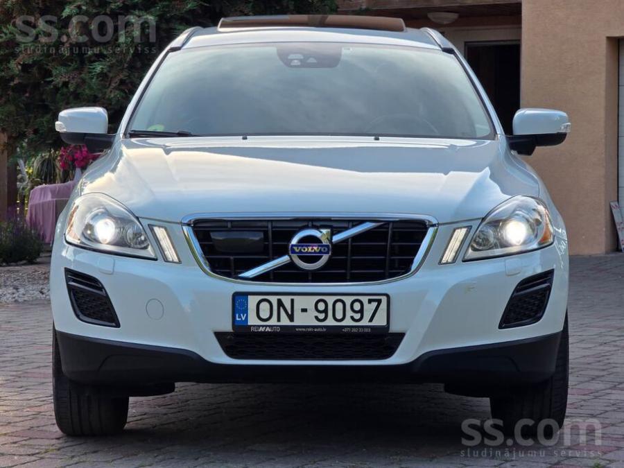 White Volvo XC60 2012 in Riga, with an engine capacity of 2.40 L and mileage of 299 thousand km for 10650 €, photo 9 on AUTOMOTO.COM.LV