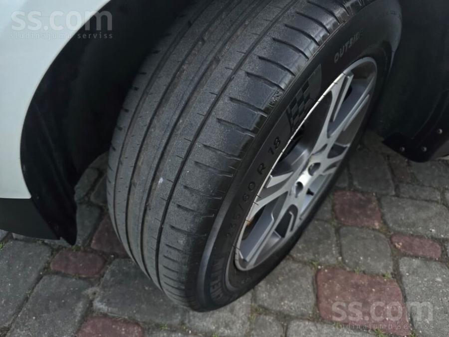 White Volvo XC60 2012 in Riga, with an engine capacity of 2.40 L and mileage of 299 thousand km for 10650 €, photo 10 on AUTOMOTO.COM.LV