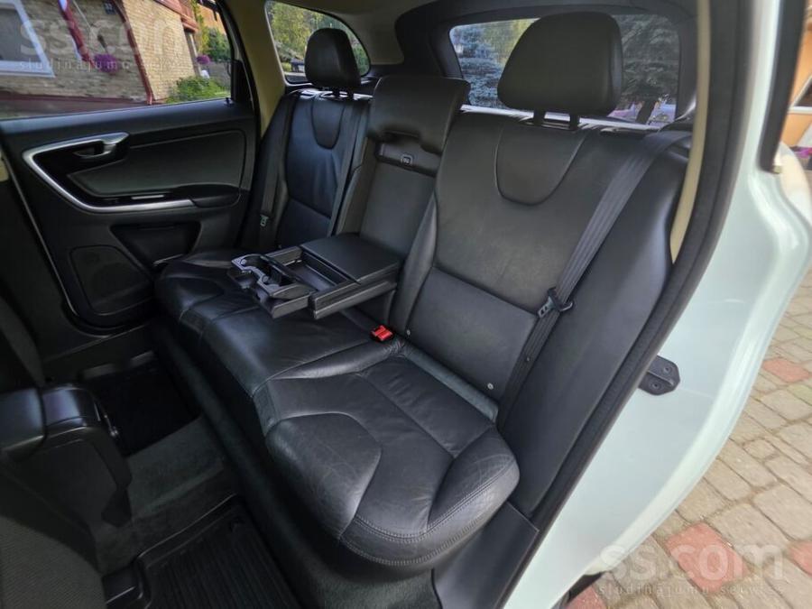 White Volvo XC60 2012 in Riga, with an engine capacity of 2.40 L and mileage of 299 thousand km for 10650 €, photo 15 on AUTOMOTO.COM.LV