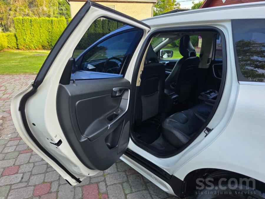 White Volvo XC60 2012 in Riga, with an engine capacity of 2.40 L and mileage of 299 thousand km for 10650 €, photo 16 on AUTOMOTO.COM.LV