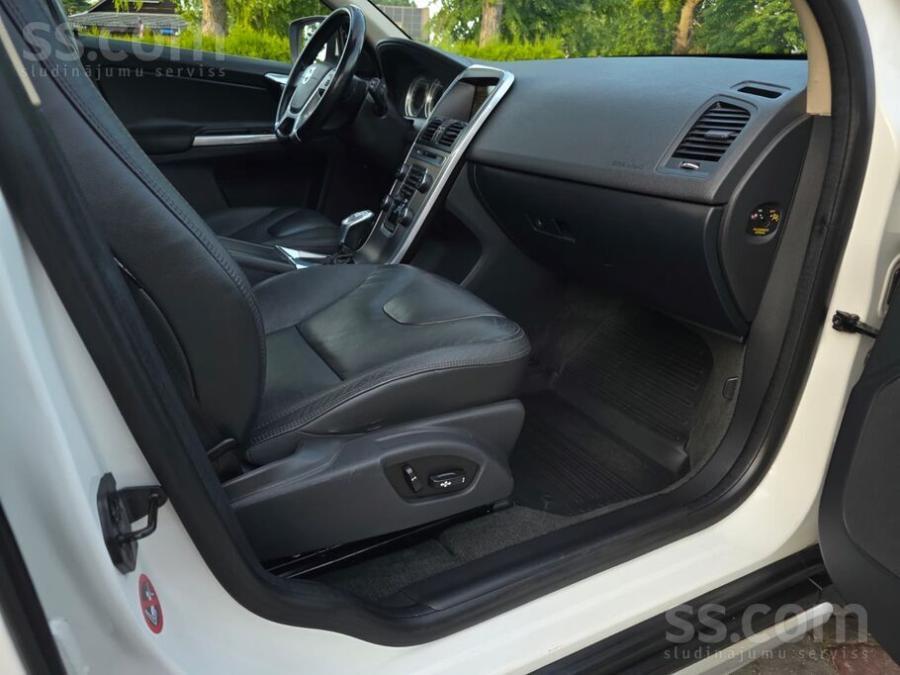 White Volvo XC60 2012 in Riga, with an engine capacity of 2.40 L and mileage of 299 thousand km for 10650 €, photo 17 on AUTOMOTO.COM.LV