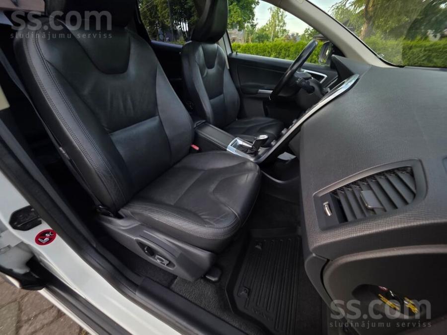White Volvo XC60 2012 in Riga, with an engine capacity of 2.40 L and mileage of 299 thousand km for 10650 €, photo 19 on AUTOMOTO.COM.LV