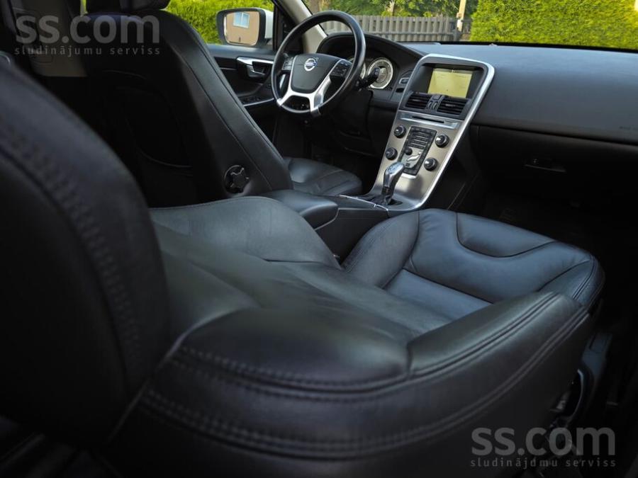 White Volvo XC60 2012 in Riga, with an engine capacity of 2.40 L and mileage of 299 thousand km for 10650 €, photo 20 on AUTOMOTO.COM.LV