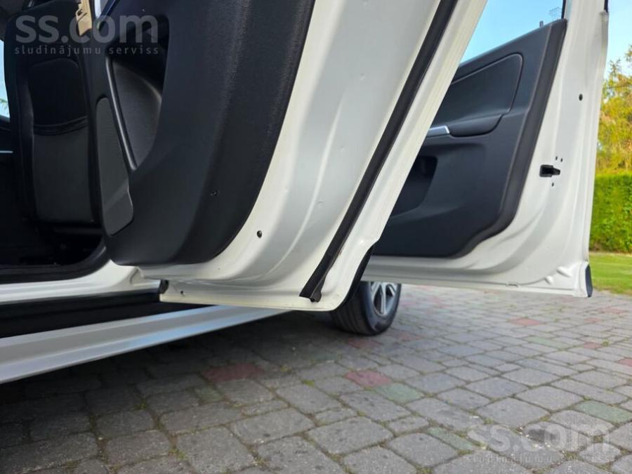 White Volvo XC60 2012 in Riga, with an engine capacity of 2.40 L and mileage of 299 thousand km for 10650 €, photo 32 on AUTOMOTO.COM.LV