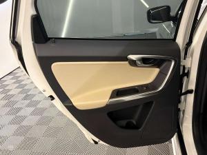 White Volvo XC60 2012 in Marijampole, with an engine capacity of 2.40 L and mileage of 290 thousand km for 10999 €, photo 9 on AUTOMOTO.COM.LV