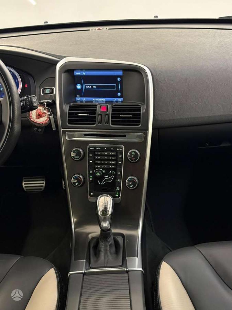 White Volvo XC60 2012 in Marijampole, with an engine capacity of 2.40 L and mileage of 290 thousand km for 10999 €, photo 13 on AUTOMOTO.COM.LV