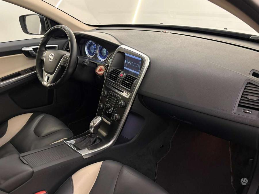 White Volvo XC60 2012 in Marijampole, with an engine capacity of 2.40 L and mileage of 290 thousand km for 10999 €, photo 18 on AUTOMOTO.COM.LV