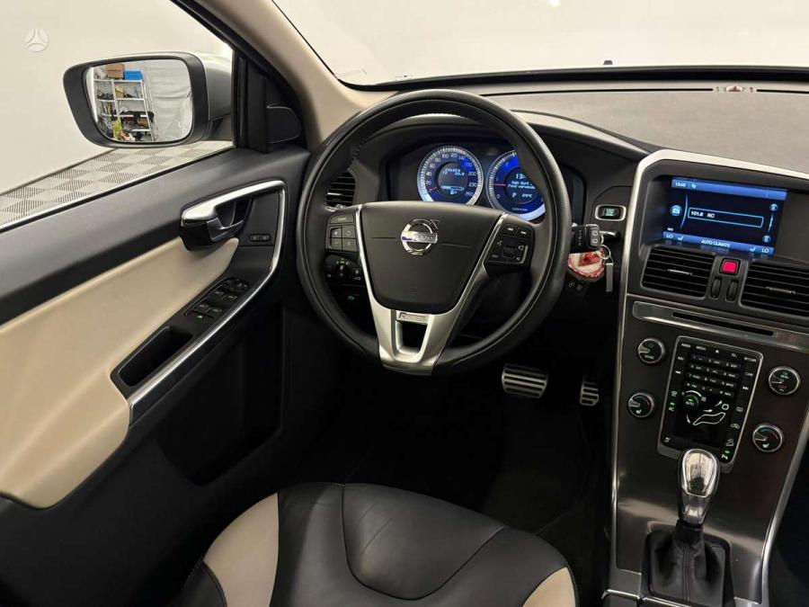 White Volvo XC60 2012 in Marijampole, with an engine capacity of 2.40 L and mileage of 290 thousand km for 10999 €, photo 26 on AUTOMOTO.COM.LV