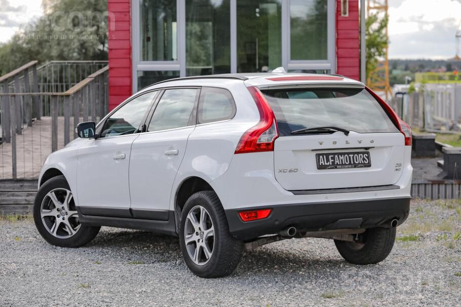 White Volvo XC60 2012 in Riga, with an engine capacity of 2.40 L and mileage of 251 thousand km for 8990 €, photo 4 on AUTOMOTO.COM.LV