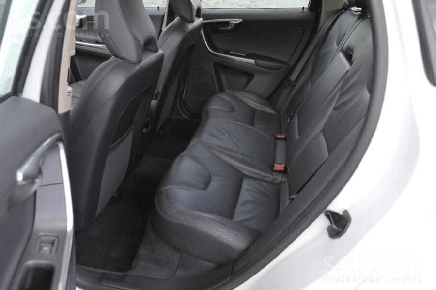 White Volvo XC60 2012 in Riga, with an engine capacity of 2.40 L and mileage of 251 thousand km for 8990 €, photo 10 on AUTOMOTO.COM.LV