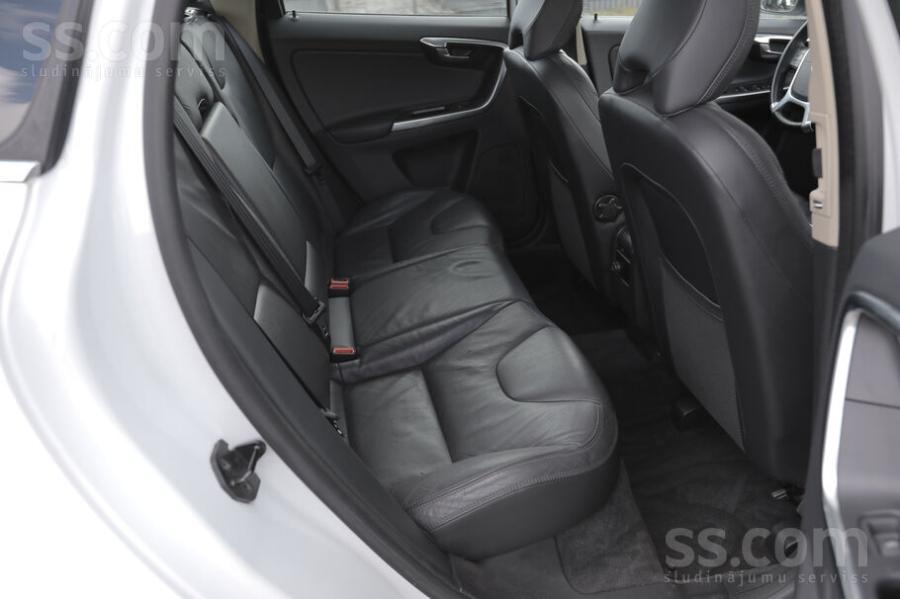 White Volvo XC60 2012 in Riga, with an engine capacity of 2.40 L and mileage of 251 thousand km for 8990 €, photo 11 on AUTOMOTO.COM.LV