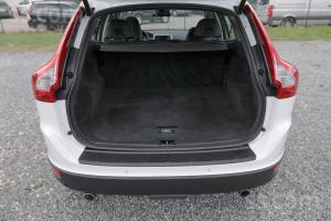 White Volvo XC60 2012 in Riga, with an engine capacity of 2.40 L and mileage of 251 thousand km for 8990 €, photo 12 on AUTOMOTO.COM.LV