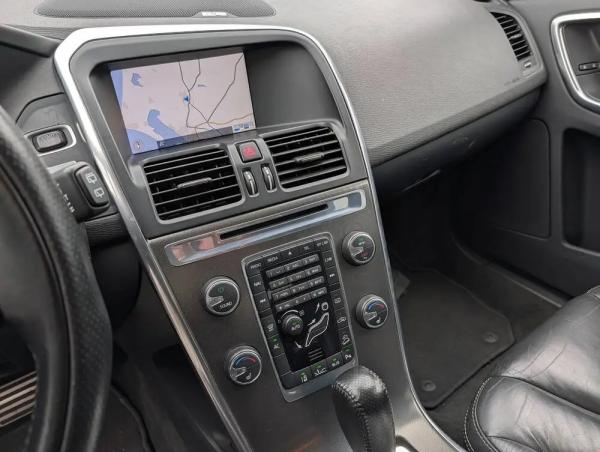 White Volvo XC60 2012 in Jurmala, with an engine capacity of 2.40 L and mileage of 211 thousand km for 11950 €, photo 4 on AUTOMOTO.COM.LV