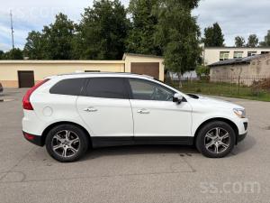 White Volvo XC60 2012 in Rezekne, with an engine capacity of 2.00 L and mileage of 292 thousand km for 9950 €, photo 4 on AUTOMOTO.COM.LV