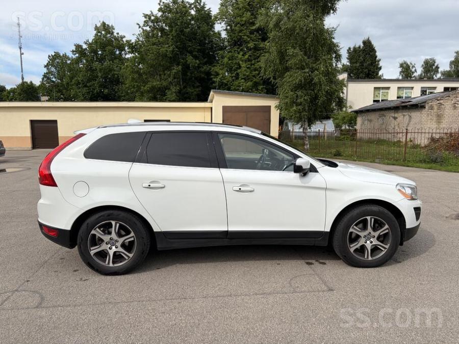 White Volvo XC60 2012 in Rezekne, with an engine capacity of 2.00 L and mileage of 292 thousand km for 9950 €, photo 4 on AUTOMOTO.COM.LV