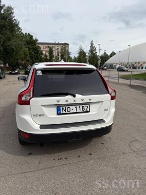 White Volvo XC60 2012 in Rezekne, with an engine capacity of 2.00 L and mileage of 292 thousand km for 9950 €, photo 5 on AUTOMOTO.COM.LV