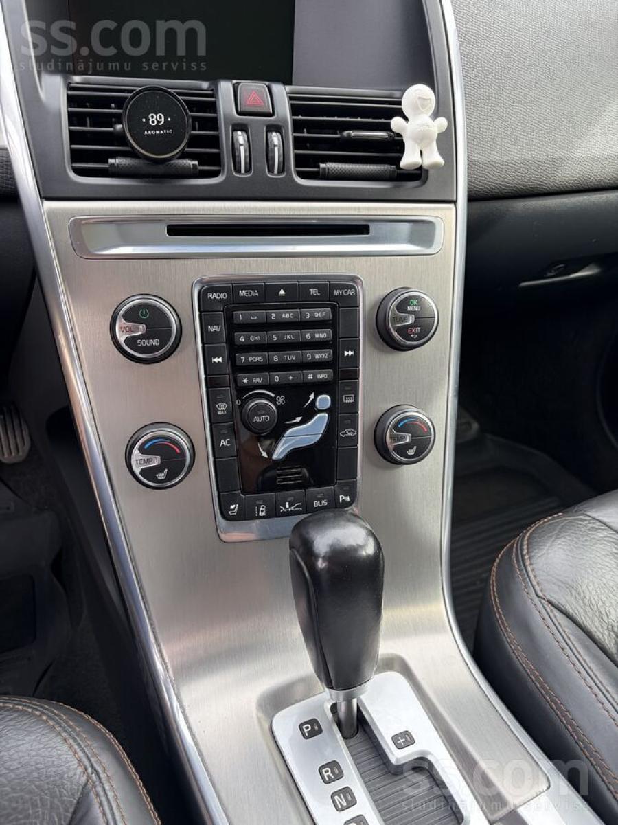 White Volvo XC60 2012 in Rezekne, with an engine capacity of 2.00 L and mileage of 292 thousand km for 9950 €, photo 6 on AUTOMOTO.COM.LV