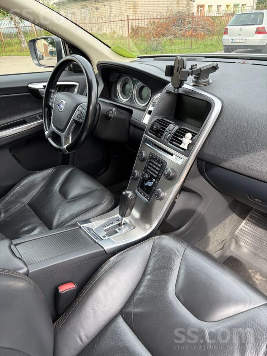 White Volvo XC60 2012 in Rezekne, with an engine capacity of 2.00 L and mileage of 292 thousand km for 9950 €, photo 7 on AUTOMOTO.COM.LV
