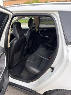 White Volvo XC60 2012 in Rezekne, with an engine capacity of 2.00 L and mileage of 292 thousand km for 9950 €, photo 8 on AUTOMOTO.COM.LV