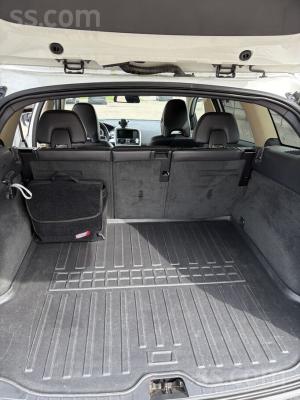 White Volvo XC60 2012 in Rezekne, with an engine capacity of 2.00 L and mileage of 292 thousand km for 9950 €, photo 10 on AUTOMOTO.COM.LV