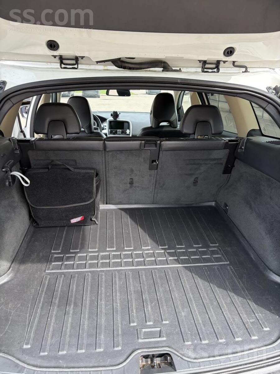 White Volvo XC60 2012 in Rezekne, with an engine capacity of 2.00 L and mileage of 292 thousand km for 9950 €, photo 10 on AUTOMOTO.COM.LV