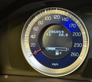 White Volvo XC60 2012 in Marijampole, with an engine capacity of 2.40 L and mileage of 290 thousand km for 10450 €, photo 8 on AUTOMOTO.COM.LV