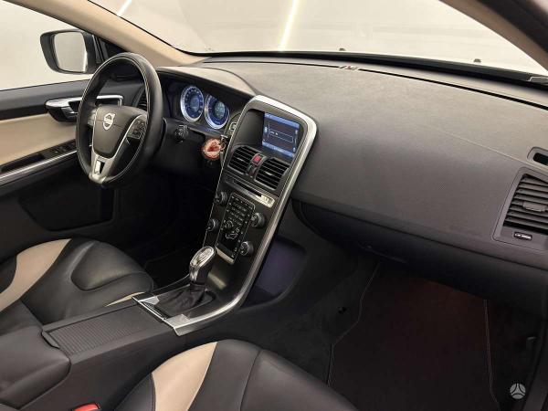 Balts Volvo XC60 2012 Marijampole, ar dzinēja tilpumu 2.40 L un nobraukumu 290 tūkst. km par 10450 €, foto 10 vietnē AUTOMOTO.COM.LV