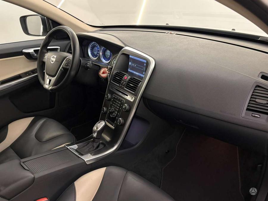 White Volvo XC60 2012 in Marijampole, with an engine capacity of 2.40 L and mileage of 290 thousand km for 10450 €, photo 11 on AUTOMOTO.COM.LV