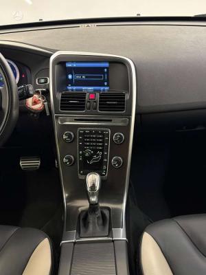 White Volvo XC60 2012 in Marijampole, with an engine capacity of 2.40 L and mileage of 290 thousand km for 10450 €, photo 12 on AUTOMOTO.COM.LV