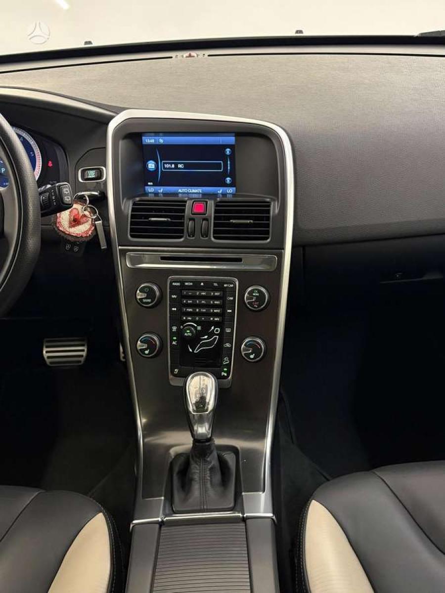 White Volvo XC60 2012 in Marijampole, with an engine capacity of 2.40 L and mileage of 290 thousand km for 10450 €, photo 12 on AUTOMOTO.COM.LV