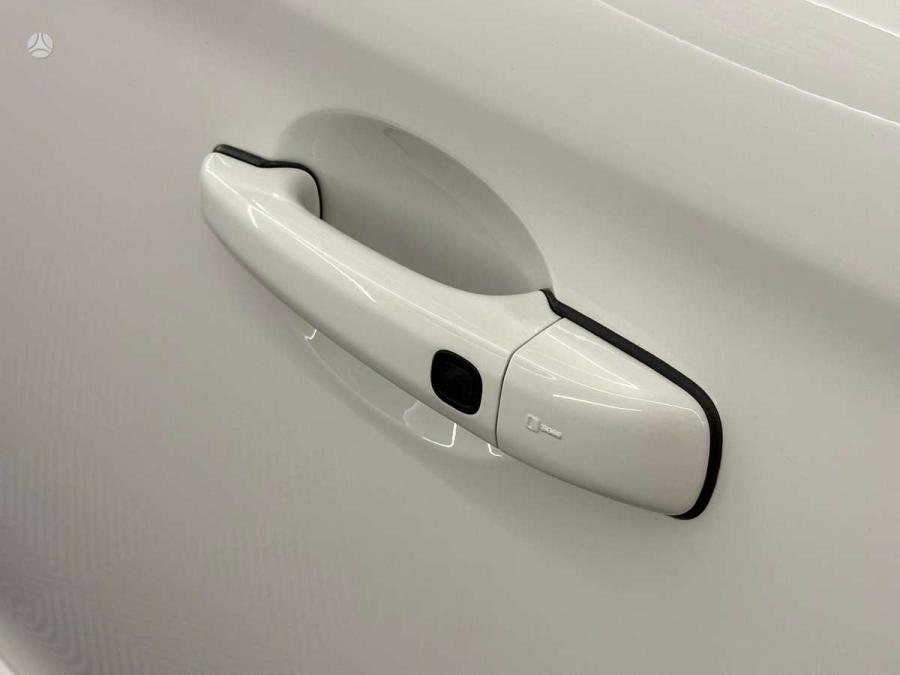 White Volvo XC60 2012 in Marijampole, with an engine capacity of 2.40 L and mileage of 290 thousand km for 10450 €, photo 13 on AUTOMOTO.COM.LV
