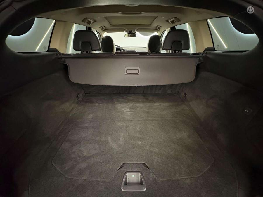 White Volvo XC60 2012 in Marijampole, with an engine capacity of 2.40 L and mileage of 290 thousand km for 10450 €, photo 16 on AUTOMOTO.COM.LV