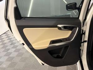 White Volvo XC60 2012 in Marijampole, with an engine capacity of 2.40 L and mileage of 290 thousand km for 10450 €, photo 17 on AUTOMOTO.COM.LV