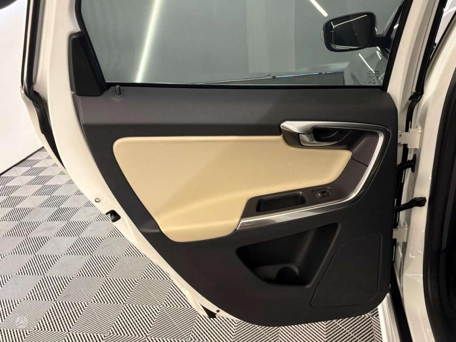White Volvo XC60 2012 in Marijampole, with an engine capacity of 2.40 L and mileage of 290 thousand km for 10450 €, photo 17 on AUTOMOTO.COM.LV