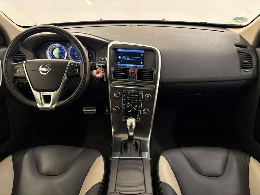 White Volvo XC60 2012 in Marijampole, with an engine capacity of 2.40 L and mileage of 290 thousand km for 10450 €, photo 19 on AUTOMOTO.COM.LV