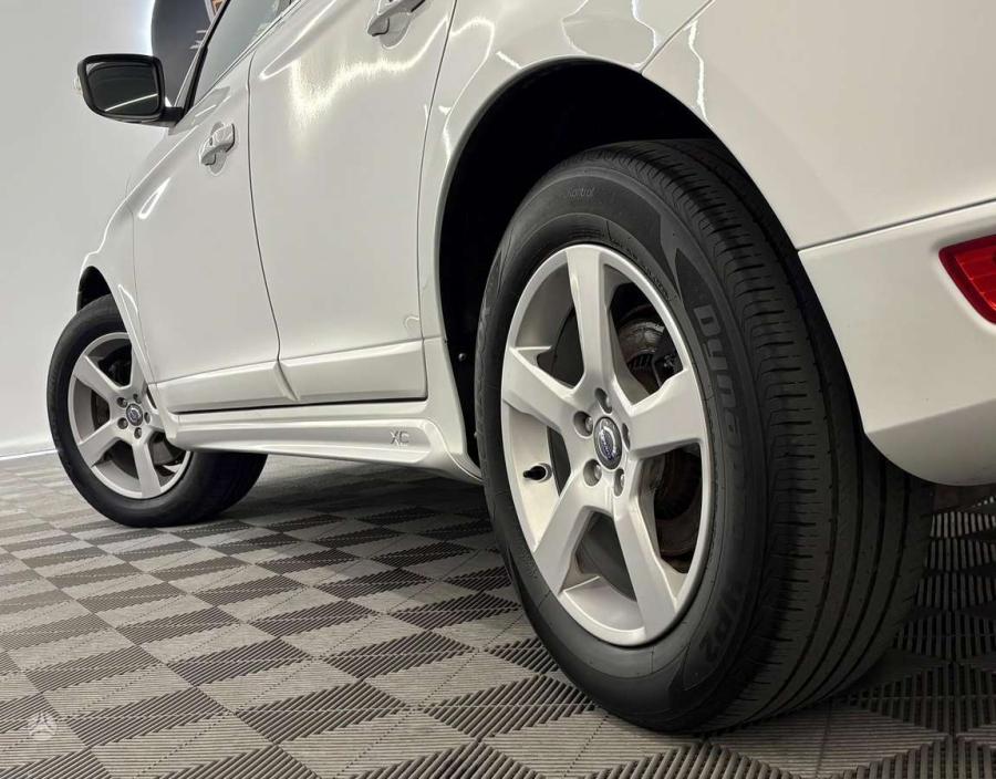 White Volvo XC60 2012 in Marijampole, with an engine capacity of 2.40 L and mileage of 290 thousand km for 10450 €, photo 31 on AUTOMOTO.COM.LV