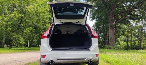 White Volvo XC60 2012 in Jelgava, with an engine capacity of 2.40 L and mileage of 212 thousand km for 8700 €, photo 7 on AUTOMOTO.COM.LV