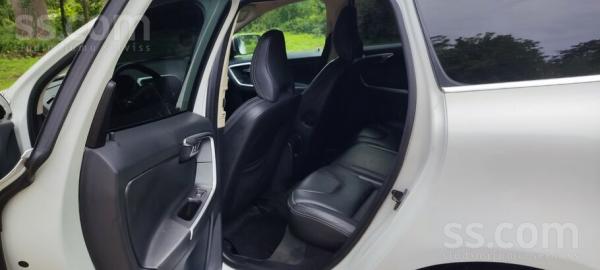 White Volvo XC60 2012 in Jelgava, with an engine capacity of 2.40 L and mileage of 212 thousand km for 8700 €, photo 10 on AUTOMOTO.COM.LV
