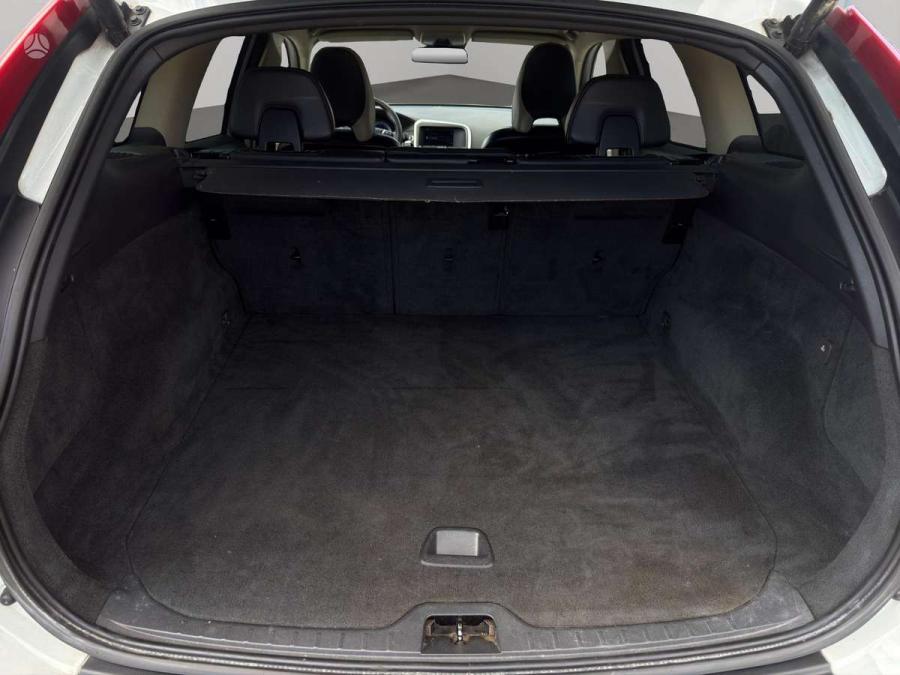 White Volvo XC60 2012 in Kaunas, with an engine capacity of 2.00 L and mileage of 396 thousand km for 6299 €, photo 11 on AUTOMOTO.COM.LV