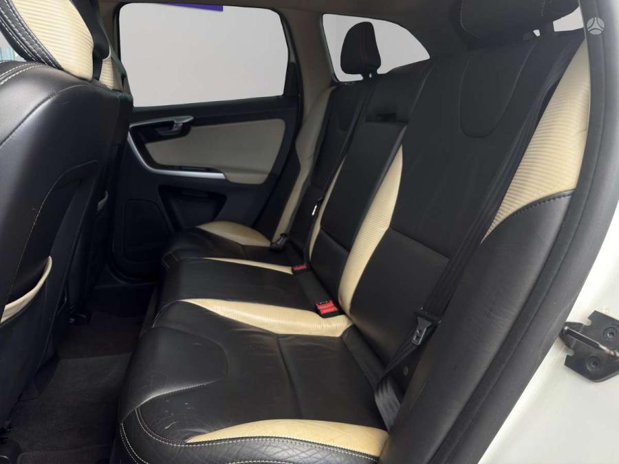 White Volvo XC60 2012 in Kaunas, with an engine capacity of 2.00 L and mileage of 396 thousand km for 6299 €, photo 12 on AUTOMOTO.COM.LV