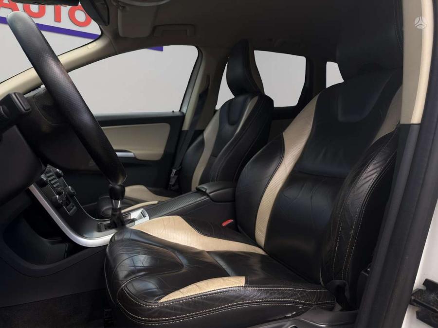 White Volvo XC60 2012 in Kaunas, with an engine capacity of 2.00 L and mileage of 396 thousand km for 6299 €, photo 15 on AUTOMOTO.COM.LV