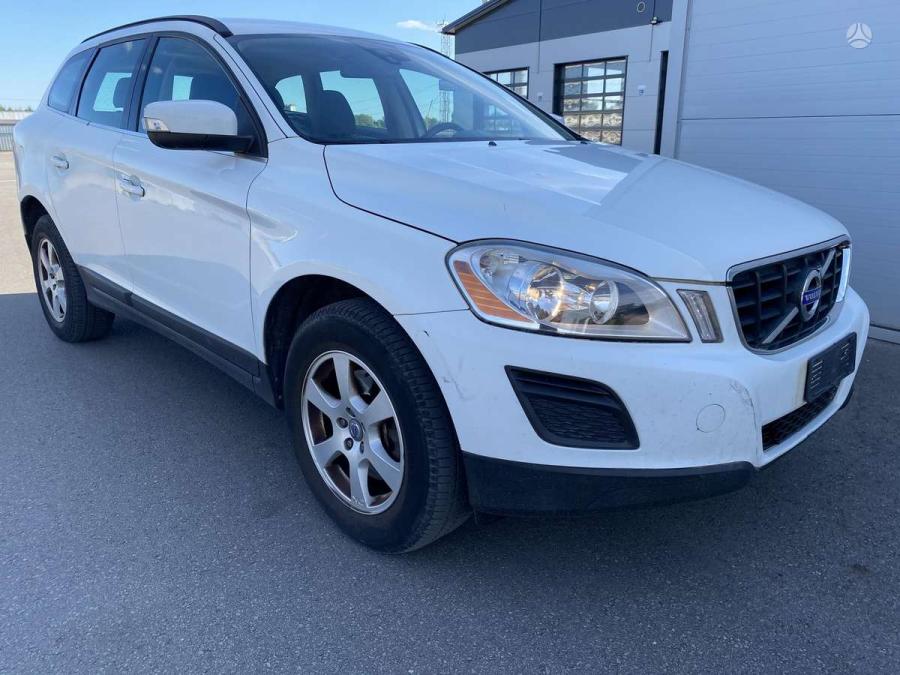 White Volvo XC60 2012 in Panevezys, with an engine capacity of 1.98 L and mileage of 300 thousand km for 6200 €, photo 3 on AUTOMOTO.COM.LV