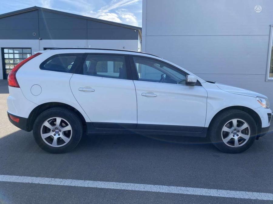 White Volvo XC60 2012 in Panevezys, with an engine capacity of 1.98 L and mileage of 300 thousand km for 6200 €, photo 8 on AUTOMOTO.COM.LV